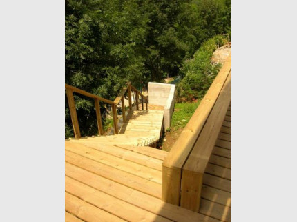 4 terrasses posées sur un jardin en pente