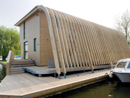 Une maison-bateau au bord de l'eau