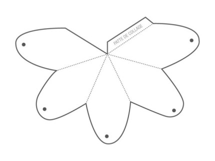 Mettez une pincée de fraises sur votre table