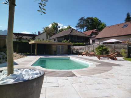 Avant/Après : une piscine magnifiée par une installation graphique