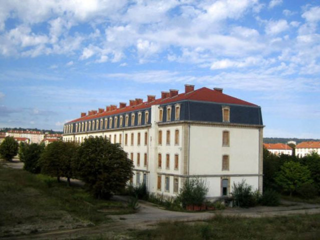 Les casernes militaires recyclées en logements étudiants