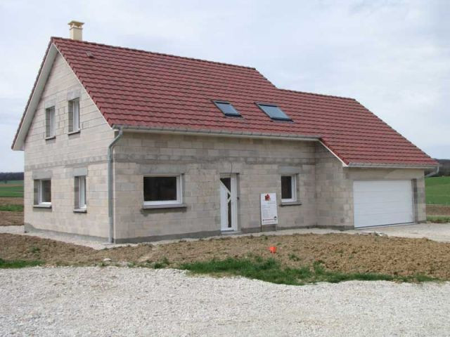 Des blocs en béton maçonné pour une maison BBC