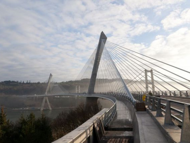 Le premier pont courbe à haubans de France