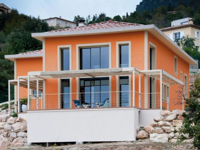 Une maison en acier aux ouvertures démesurées