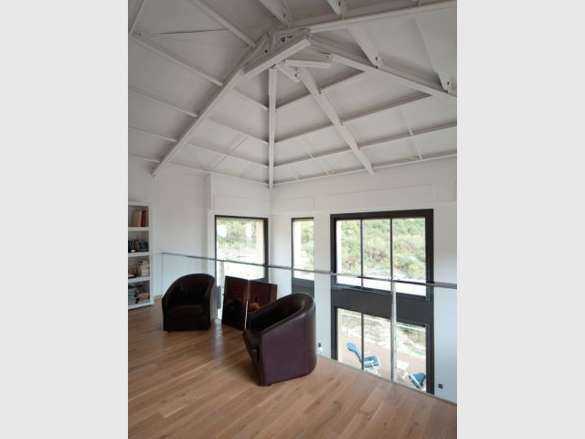 Une maison en acier aux ouvertures démesurées