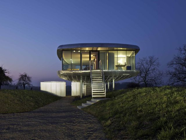 Maison d'architecte : 2 coques de bateau juchées sur pilotis