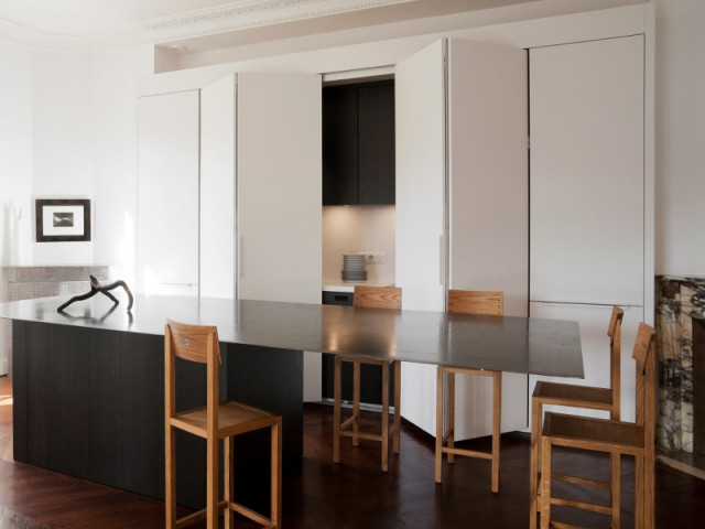 Une cuisine sur mesure qui joue à cache-cache