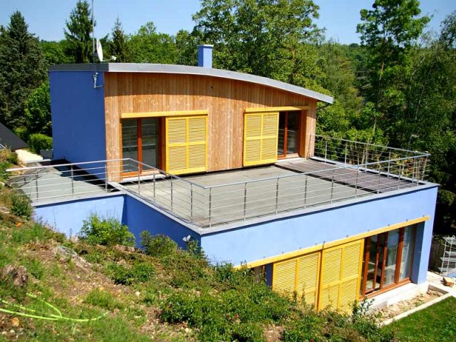 Une maison bleue respectueuse de son environnement