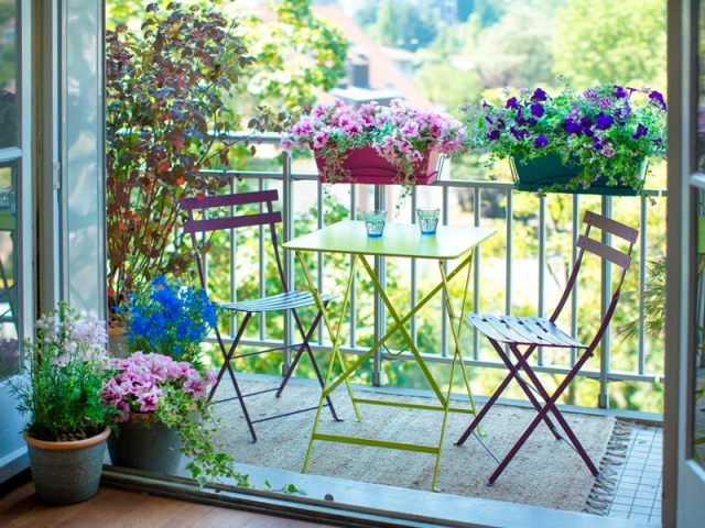 Petit balcon : 10 aménagements gain de place