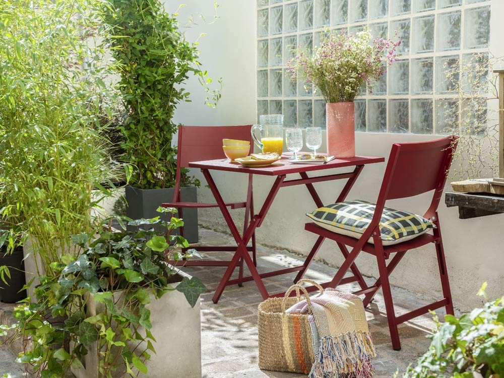 10 mini salons de jardin parfaits pour les petits extérieurs