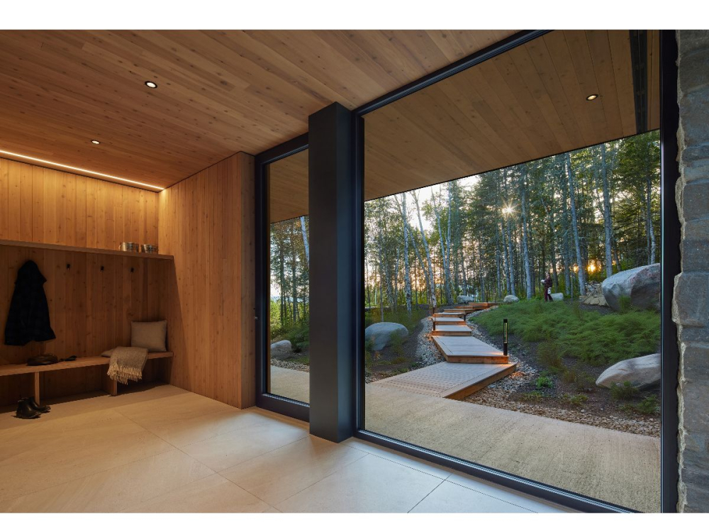 Accès - Une villa en pierre et bois s'ancre dans la nature du Québec